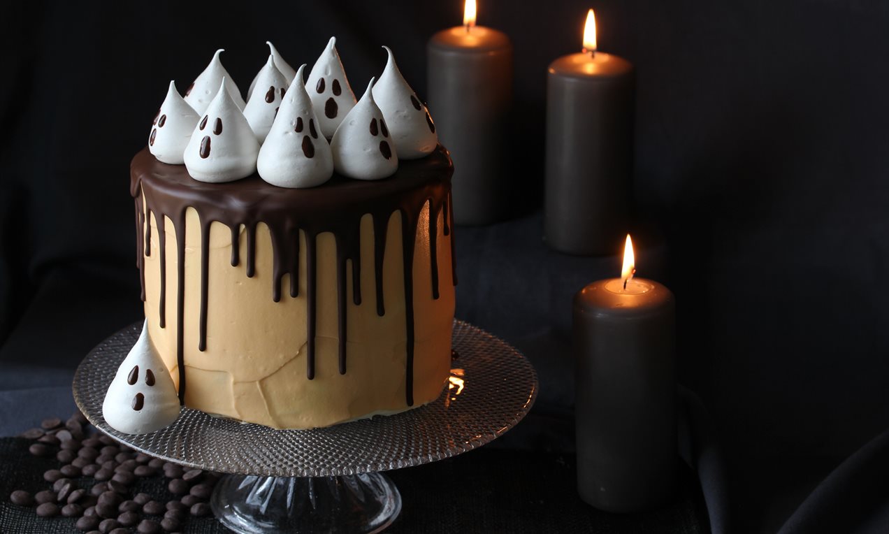 Halloweenkake med spøkelser Oppskrift | Dr. Oetker