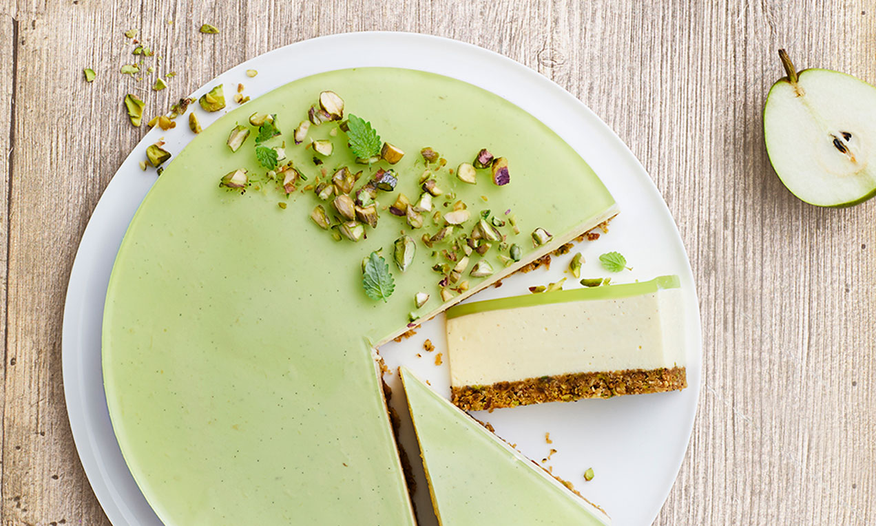 Ostekake med limegelé, pære og pistasjbunn Oppskrift | Dr. Oetker